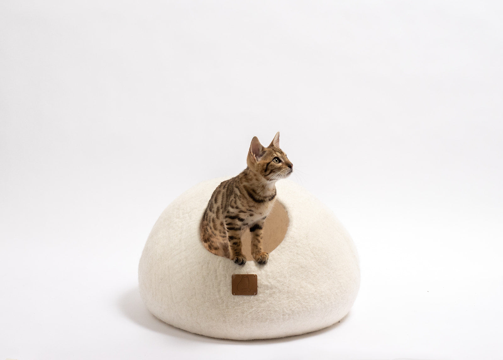 Fuzzy Cove Snow White Round Style Cave | Garmentory