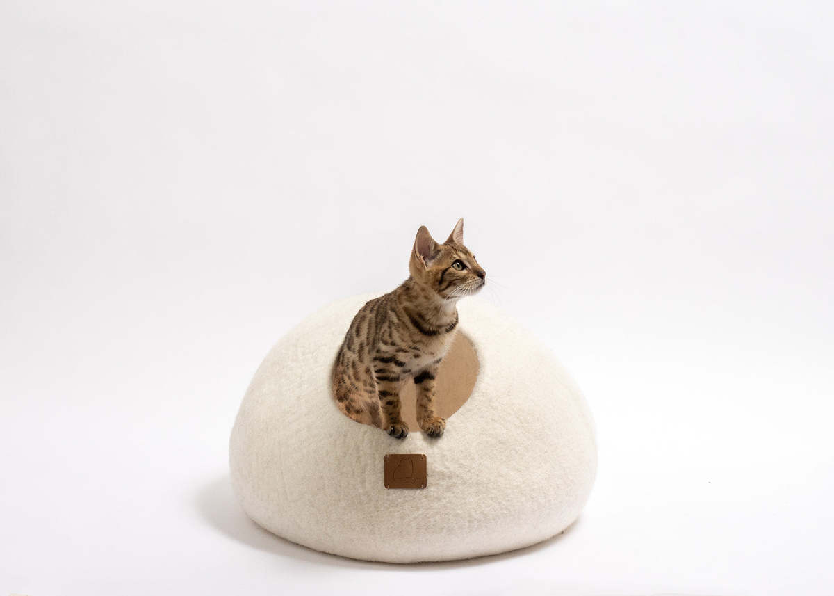 Fuzzy Cove Snow White Round Style Cave | Garmentory