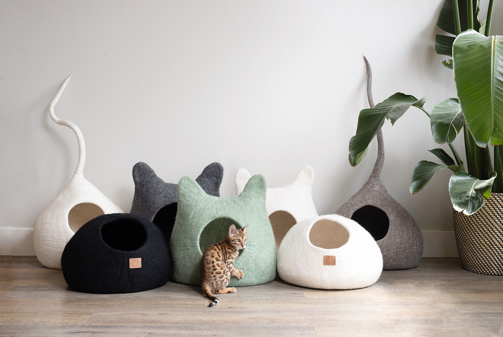 Fuzzy Cove Snow White Round Style Cave | Garmentory