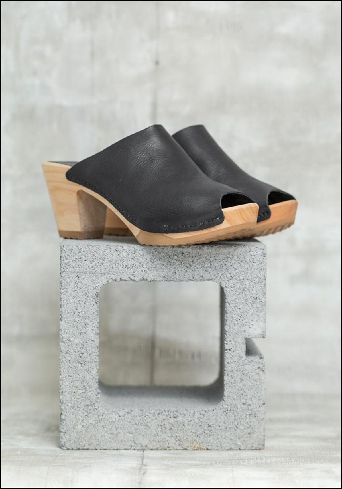 Bosabo Leather Peep Toe Clog Mule - black | Garmentory