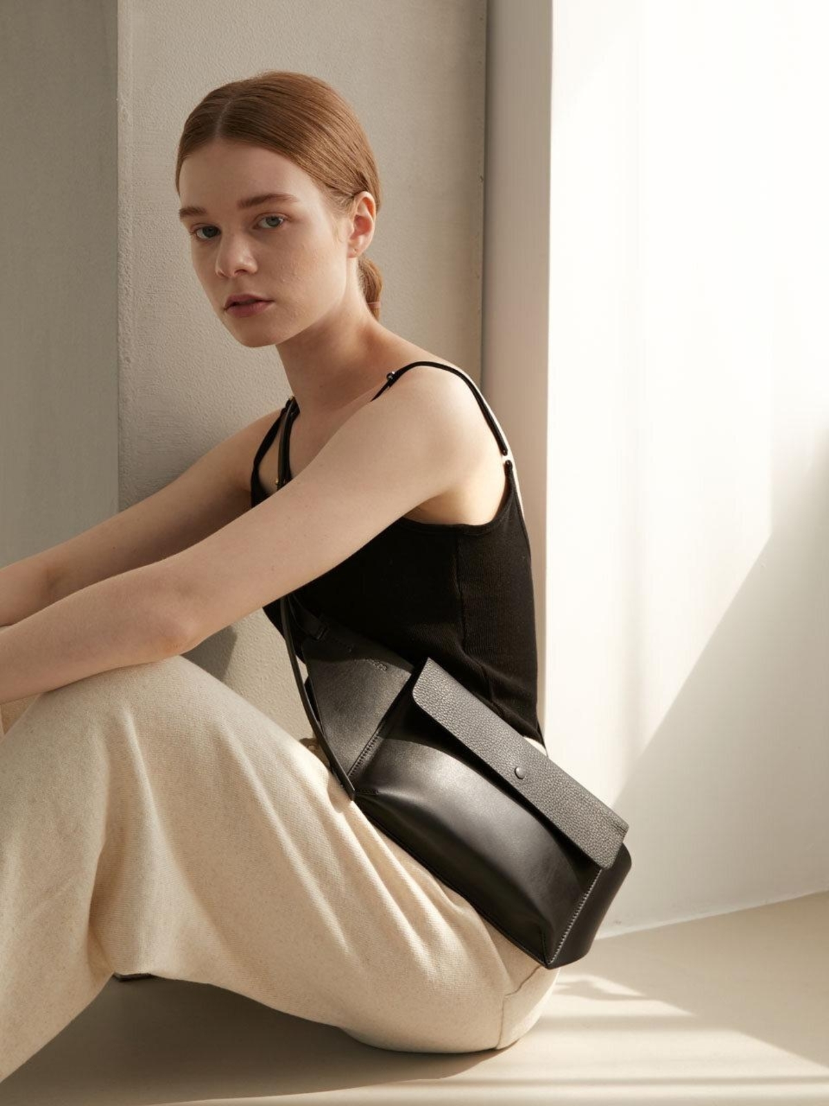 AND08 Hugging Bag - Black | Garmentory