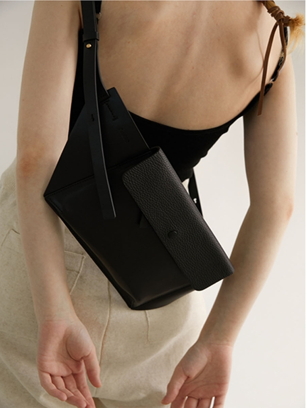 AND08 Hugging Bag - Black | Garmentory