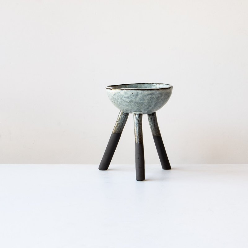 Atelier Forma Planter With 3 Legs - Grey/White | Garmentory