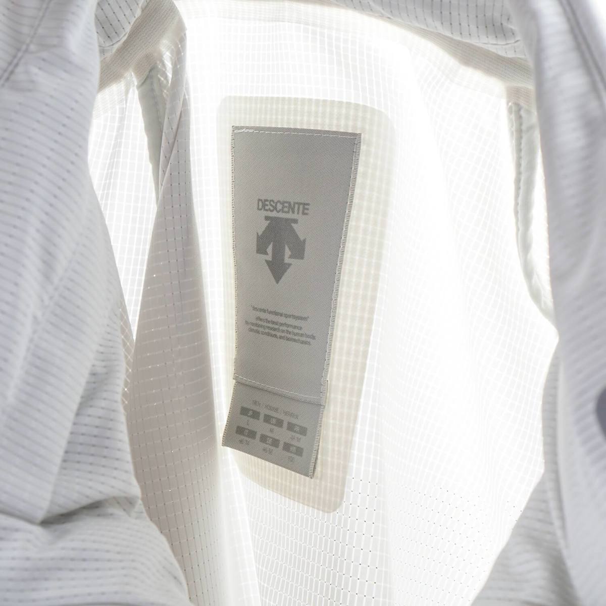 Descente Allterrain SCHEMATECH AIR STACK HOODED COAT - PLANETARY WHITE ...