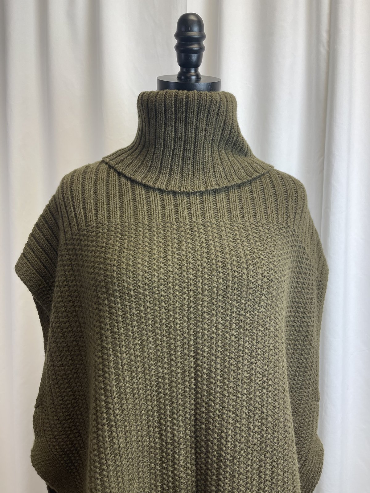 [pre-loved] Theory Wool & Cashmere Olive Sweater Vest - Green | Garmentory