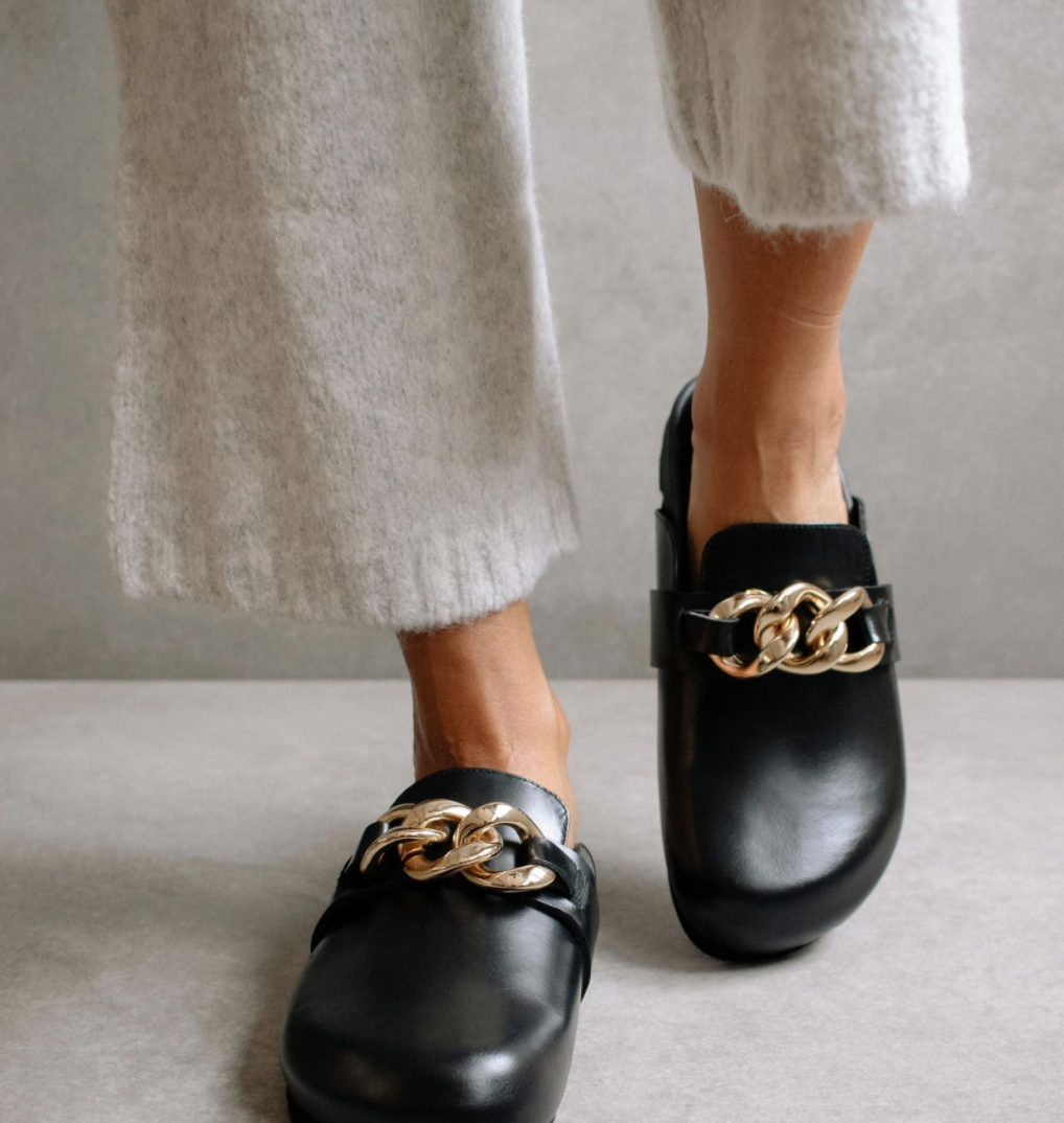 Alohas Fireplace Chain clogs - Black | Garmentory