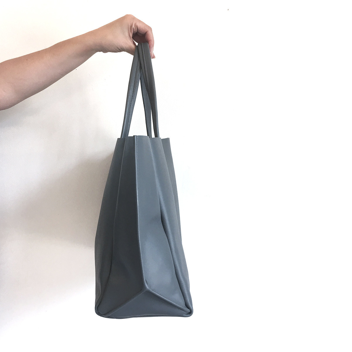 Ampersand as Apostrophe Sideways Tote Stiff in Steel Grey | Garmentory