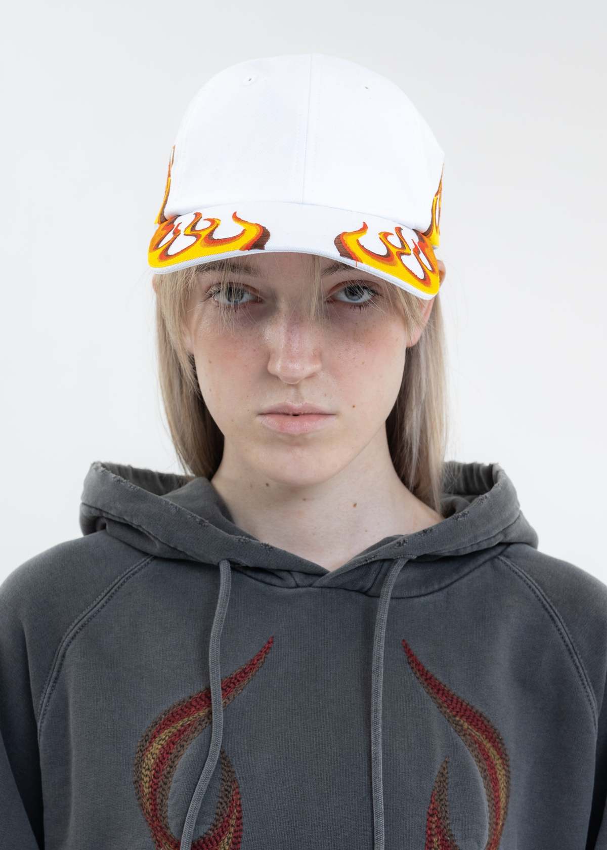 etudes BOOSTER FLAMING Cap - White | Garmentory