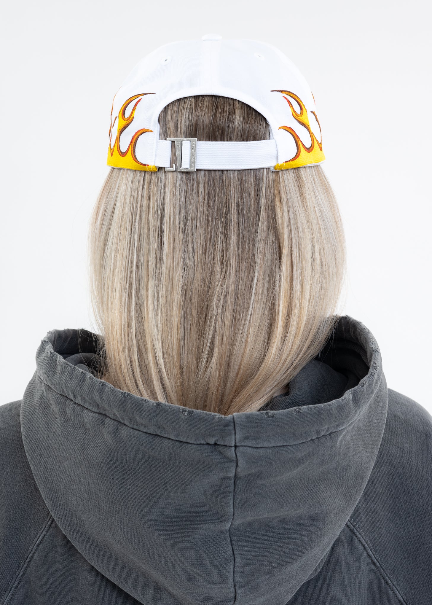 etudes BOOSTER FLAMING Cap - White | Garmentory