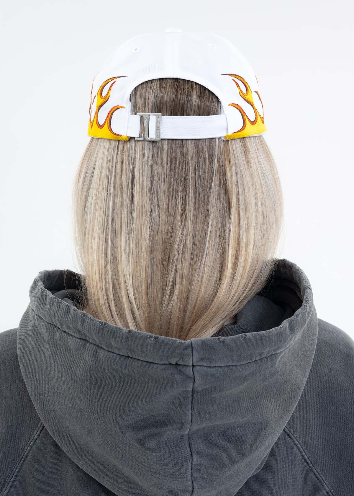 etudes BOOSTER FLAMING Cap - White | Garmentory