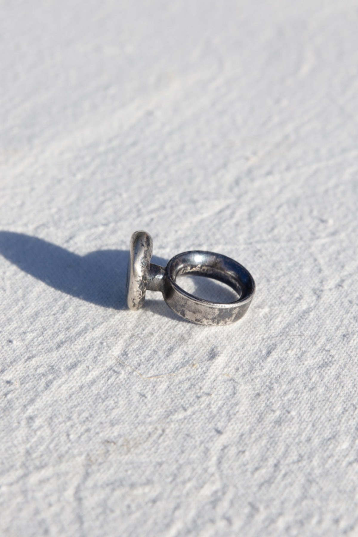 Vintage Wobbly Oxidized Disc Ring | Garmentory
