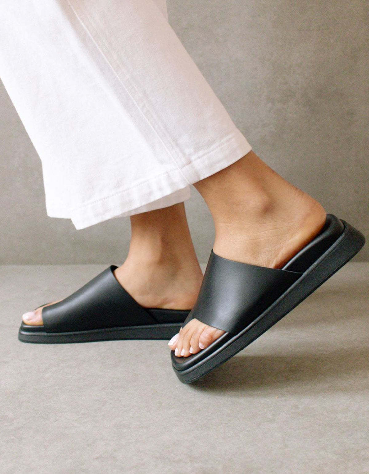 Alohas Toe Ring Flop Sandal - Black | Garmentory