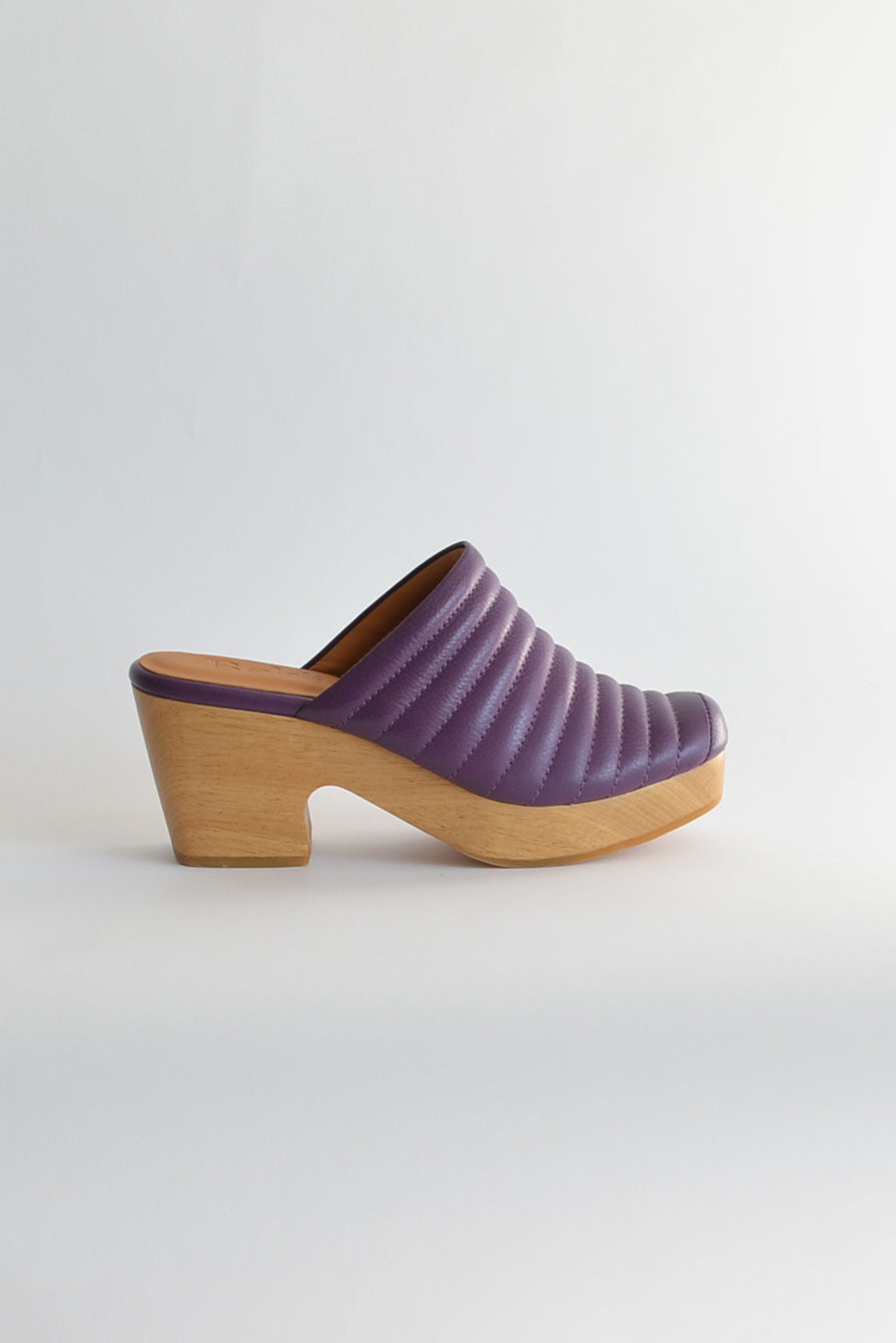 Vamp Shoes Beklina Ribbed Clog - Mulberry | Garmentory