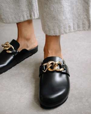 Alohas Fireplace Chain Clog - Black | Garmentory