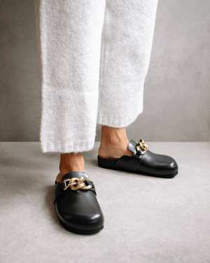 Alohas Fireplace Chain Clog - Black | Garmentory