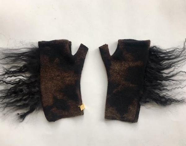 Arae Eskimo Short Fingerless Gloves | Garmentory