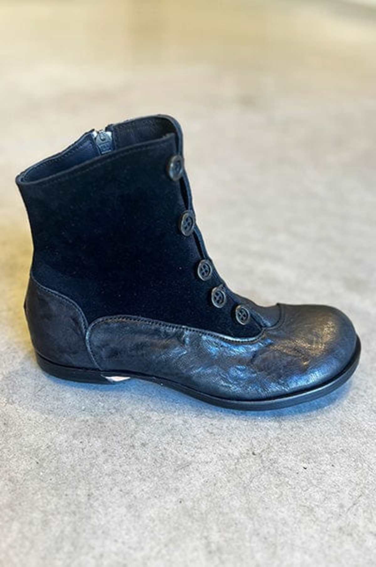 Cydwoq Hill Boots Wrinkled - Black | Garmentory